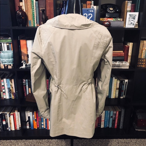 Elie Tahari | Jackets & Coats | Elie Tahari Ruffle Front Cream Rain ...